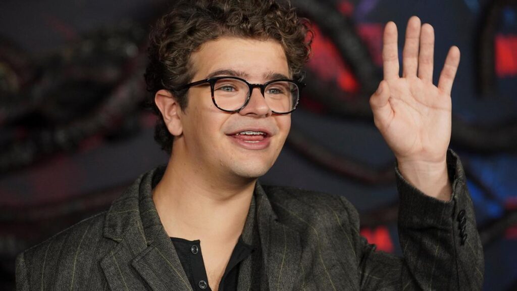 Gaten Matarazzo Raises Awareness for Cleidocranial Dysplasia - VERSIONNEWS